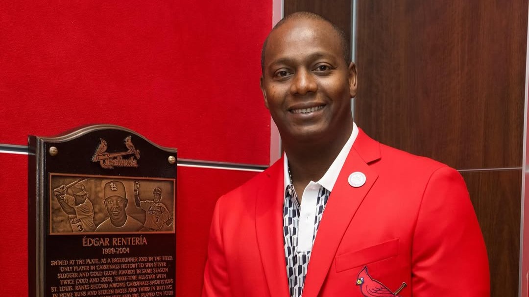 Edgar Rentería, en el Salón de la Fama de los Cardenales de San Luis